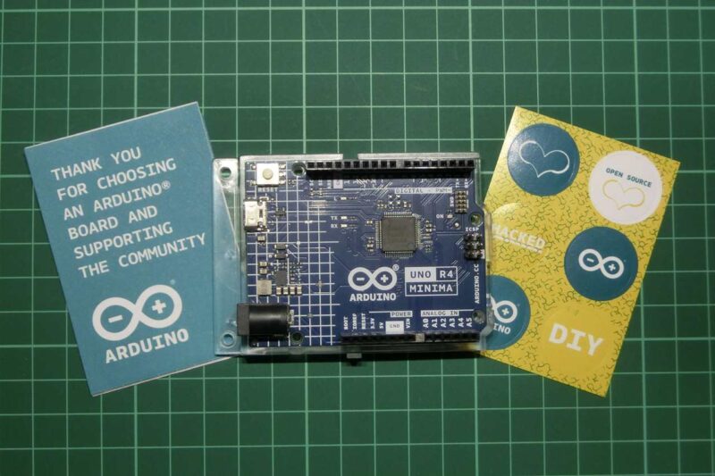 【比較】Arduino UNO R3 R4 | おもろ家